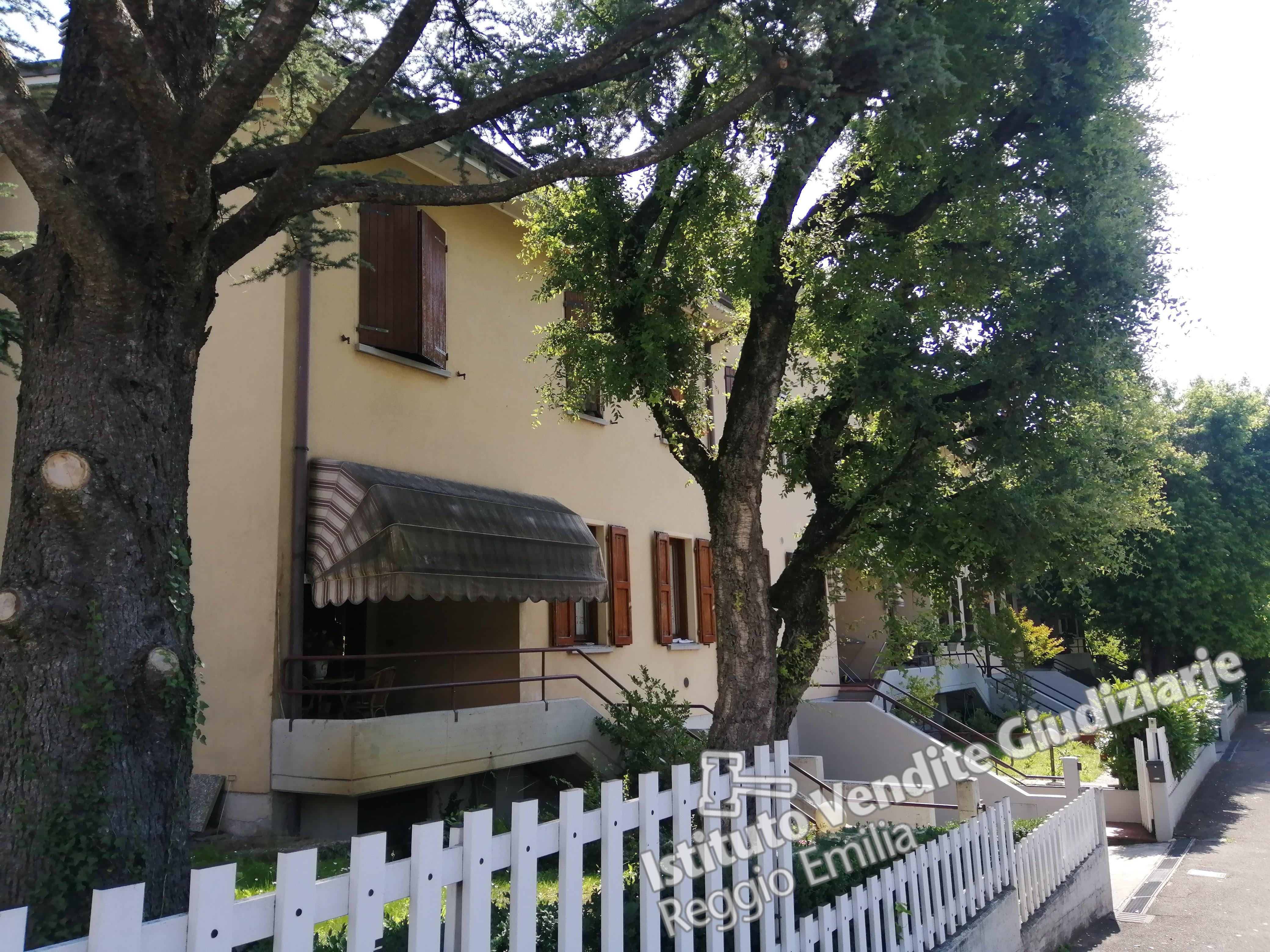 Villetta in edificio a schiera con due cantine ed autorimessa in ...